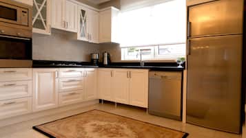 Suíte presidencial | Cozinha privada | Geladeira grande, micro-ondas, fogão, cooktop