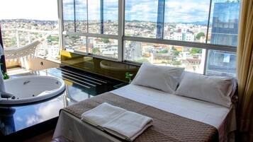 Minibar, secretária, cortinas/cortinados opacos, ferro/tábua de engomar