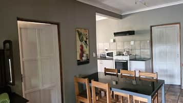 Casa de Campo Familiar, 3 quartos (Self Catering Cottage for 6 pers) | Sala de estar | Televisor de ecrã plano de 32 polegadas com canais por cabo, televisor