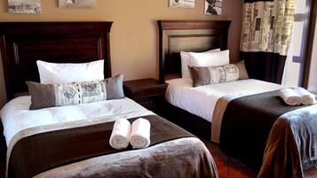 Flying Circus | Secretária, cortinas/cortinados opacos, ferro/tábua de engomar