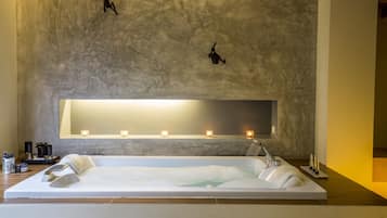 Ocean Front Villa | Banheiro | Produtos de toalete grátis, secador de cabelo, roupões de banho