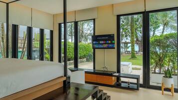 Frigobar (abastecido com alguns itens grátis), cofres nos quartos