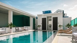 Piscina exterior, espreguiçadeiras