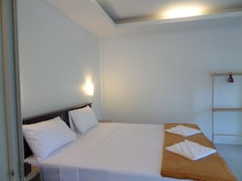 Standard Double Room | Cofre no quarto, quartos insonorizados, Wi-fi grátis