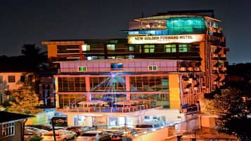 Fachada da propriedade à noite