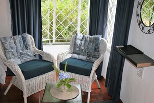 Estúdio Executivo, 1 cama de casal, casa de banho anexa, vista para o jardim (2 Berth) | Sala de estar | Televisor de ecrã plano de 32 polegadas com canais digitais, televisor 