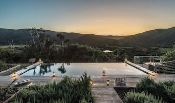 Piscina exterior, uma piscina transbordante, guarda-sóis