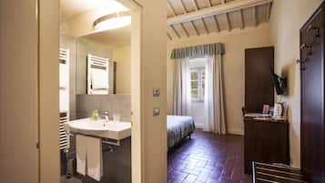 Quarto casal ou duplo clássico, acesso à piscina | Banheiro | Secador de cabelo, bidê, sabonete, shampoo