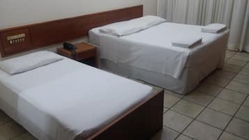 Quarto Familiar | Minibar, secretária, cortinas/cortinados opacos, ferro/tábua de engomar
