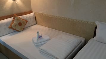 Quarto triplo luxo | Roupas de cama premium, cofres nos quartos, escrivaninha