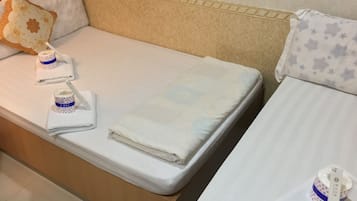Quarto triplo luxo | Roupas de cama premium, cofres nos quartos, escrivaninha