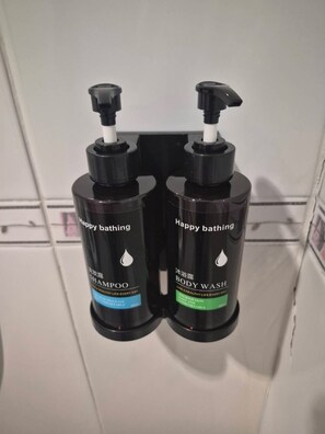 Quarto casal standard, 1 cama de casal | Banheiro | Chuveiro, produtos de toalete grátis, toalhas de banho 