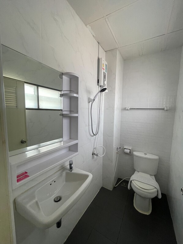 Quarto casal standard, 1 cama de casal | Banheiro | Chuveiro, produtos de toalete grátis, toalhas de banho 