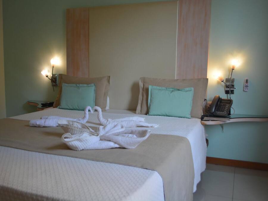 Edredons de pluma, frigobar, cofres nos quartos, escrivaninha