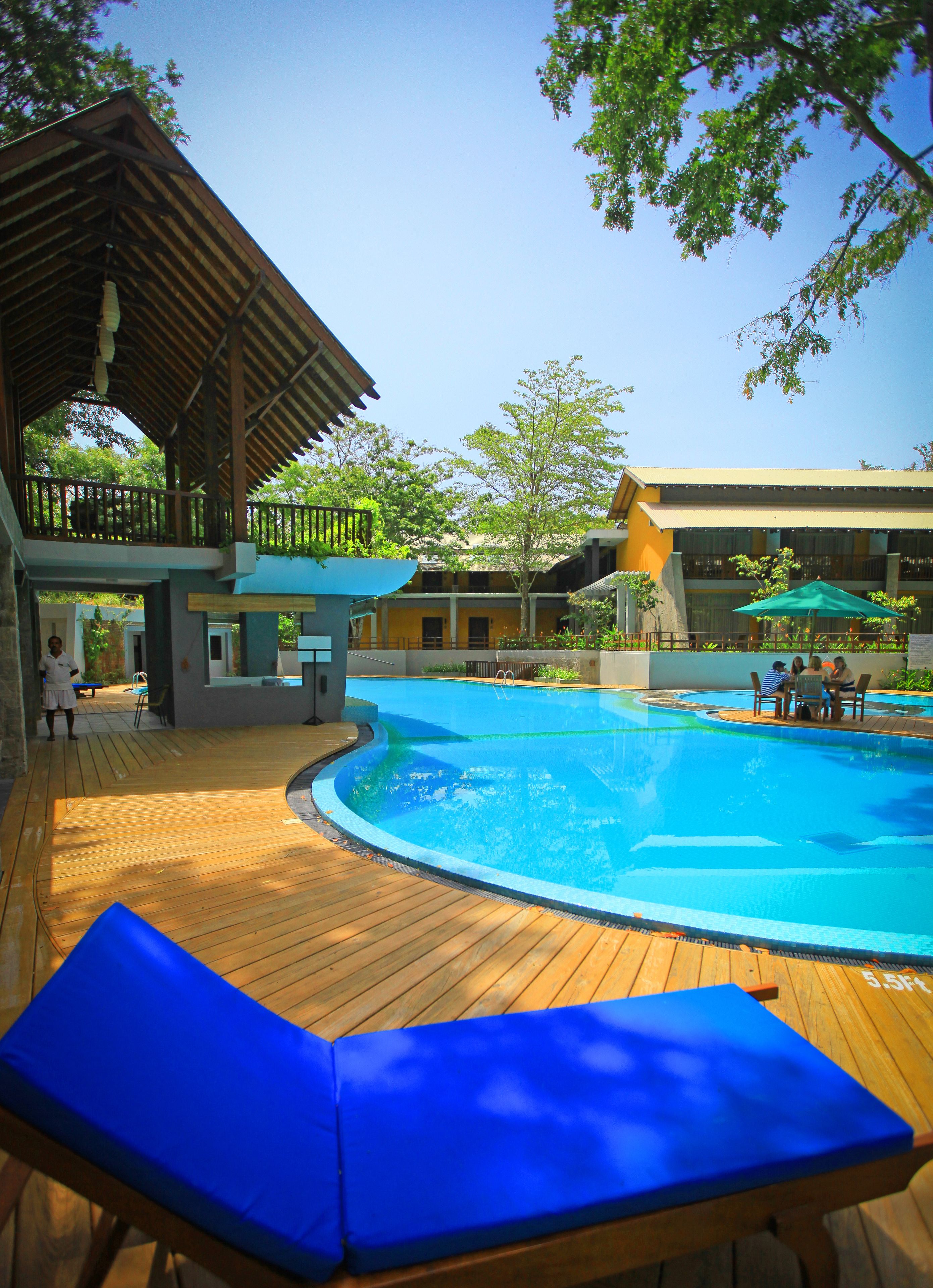 Piscina externa, funciona das 8h às 20h, guarda-sóis, espreguiçadeiras