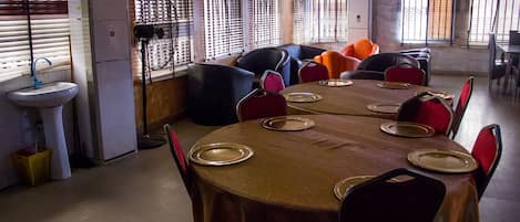Café da manhã, almoço e jantar; culinária internacional