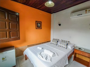 Quarto casal standard | Frigobar, ferros/tábuas de passar roupa, Wi-Fi de cortesia