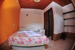 Quarto casal standard | Frigobar, ferros/tábuas de passar roupa, Wi-Fi de cortesia