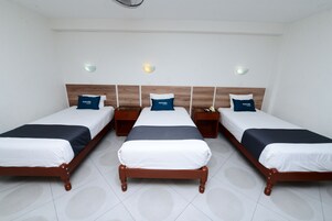 Quarto Triplo | Roupa hipoalergénica, edredões de penas, minibar