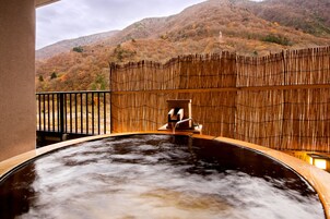 Um polibã e uma banheira separados, banheira de água mineral 