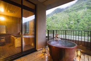 Um polibã e uma banheira separados, banheira de água mineral 