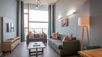 Apartamento, 3 quartos | Área de estar | TV