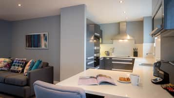 Apartamento, 3 quartos (Duplex) | Cozinha privada | Geladeira grande, micro-ondas, fogão, cooktop