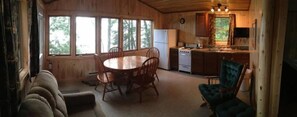 Cabine, 2 camas de casal (White Pine) | Cozinha privada | Um frigorífico/congelador grande, um forno, utensílios de cozinha 