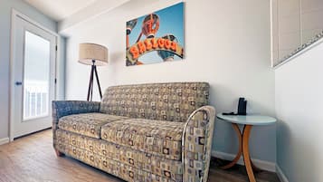 Casa de Férias, 2 quartos, varanda, vista para o oceano | Sala de estar | Televisor
