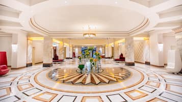 2 bares/lounges, um bar junto à piscina