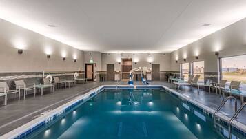 Piscina interior, da(s) 9:00 à(s) 22:00, espreguiçadeiras