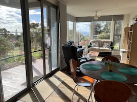 Apartamento, 2 quartos, vista para o mar | Área de estar | TV de tela plana 50 polegadas com canais digitais, TV, DVD player