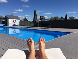 Piscina externa sazonal, funciona das 9h às 20h, guarda-sóis