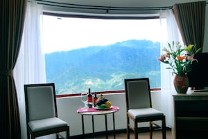 Frigobar, cofres nos quartos, escrivaninha, cortinas blackout