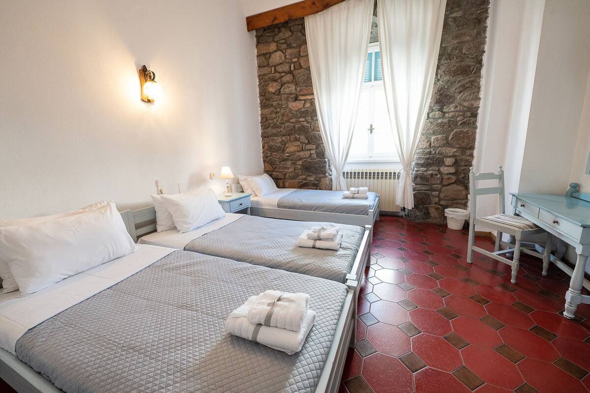 Roupas de cama premium, cofres nos quartos, escrivaninha