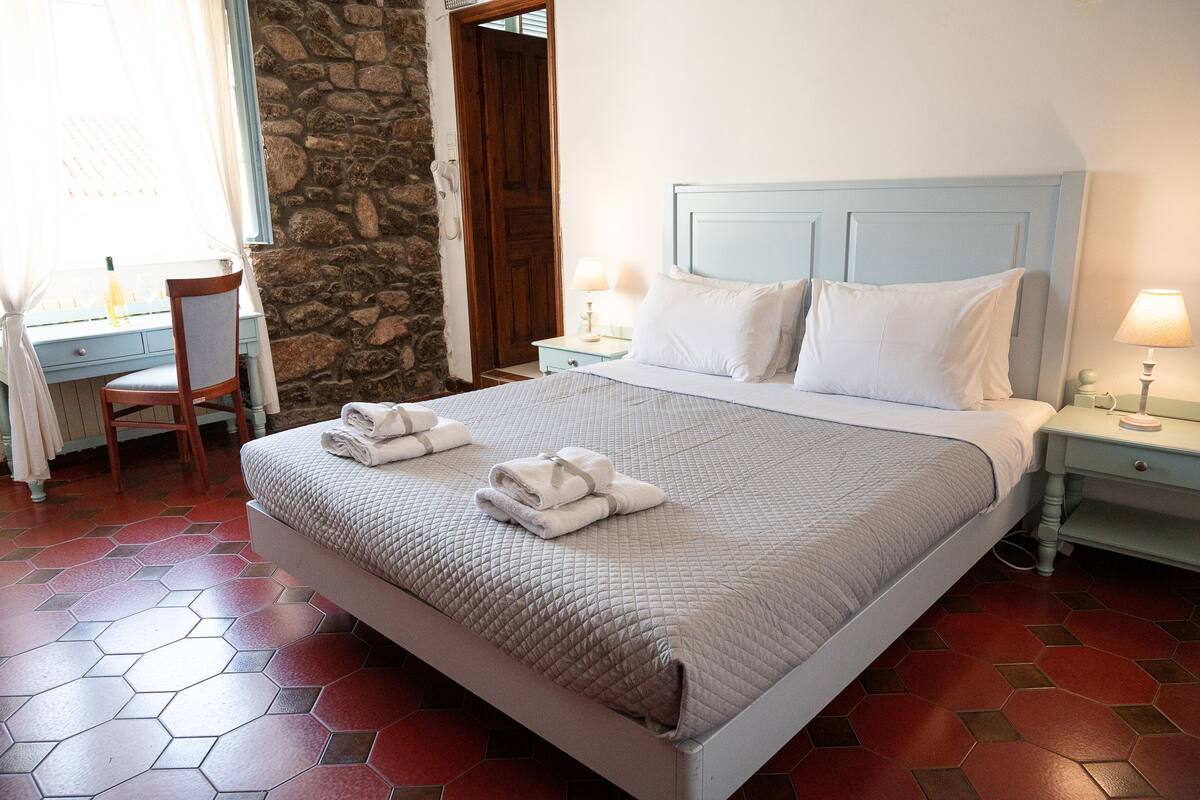 Quarto casal standard | Roupas de cama premium, cofres nos quartos, escrivaninha