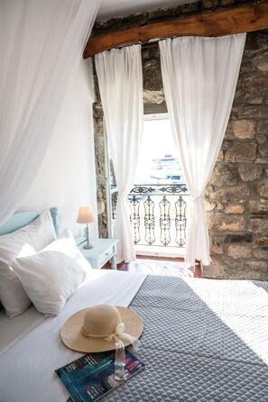 Quarto Triplo Superior | Roupa de alta qualidade, cofre no quarto, secretária 