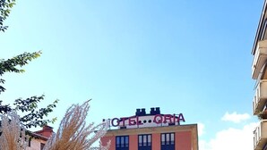 Um edifício de hotel com uma placa que diz 'HOTEL ORIA'.