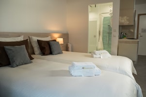 Roupas de cama premium, cofres nos quartos, escrivaninha