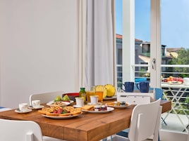 Quarto conforto (Plus) | Cofres nos quartos, individualmente decorados, escrivaninha