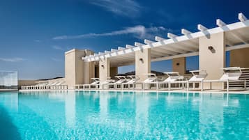 Piscina exterior, uma piscina no terraço, espreguiçadeiras