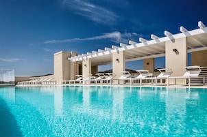 Piscina exterior, uma piscina no terraço, espreguiçadeiras 