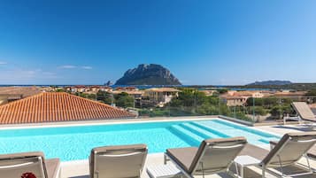 Piscina exterior, uma piscina no terraço, espreguiçadeiras