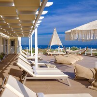 Piscina exterior, guarda-sóis, espreguiçadeiras 