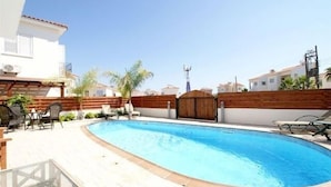 Piscina exterior, espreguiçadeiras