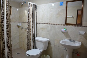 Quarto Triplo | Casa de banho | Um polibã, toalhas fornecidas 