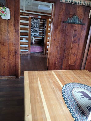 Ft. Wilderness Cabin (Pet Friendly) | Área de estar | TV 32 polegadas com canais via satélite