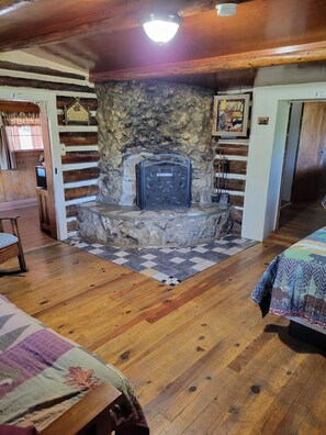 Moose Lodge (Pet Friendly) | Área de estar | TV 32 polegadas com canais via satélite