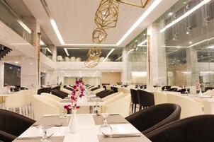 3 restaurantes, café da manhã, culinária internacional