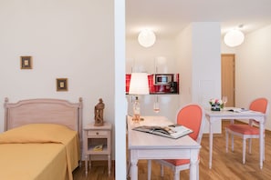 Escrivaninha, quartos à prova de som, berços grátis, Wi-Fi de cortesia